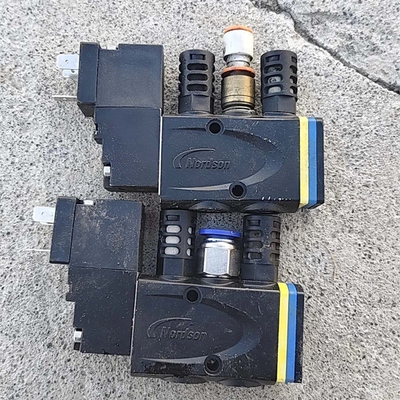 Nordson原装电磁阀，品，型号见图，带气接口。外观有