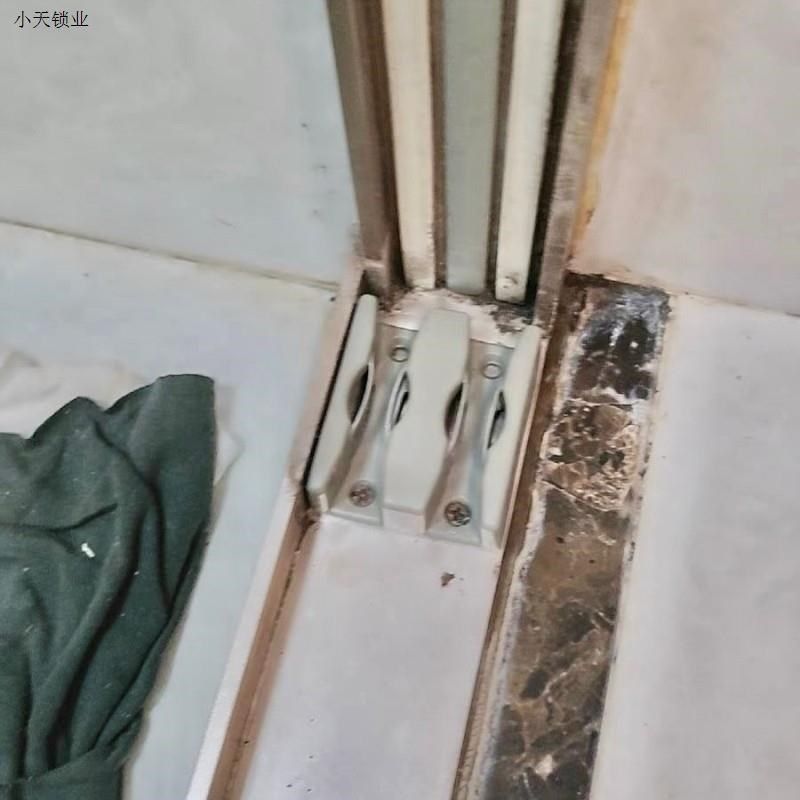 定位山型滑块限位器淋浴房配件隔断浴室下轨道推拉门卡扣玻璃移.