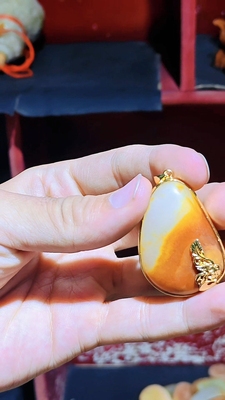 和田玉洒金皮挂件，重32.3克，玉质细腻，油性好，白度好，洒金
