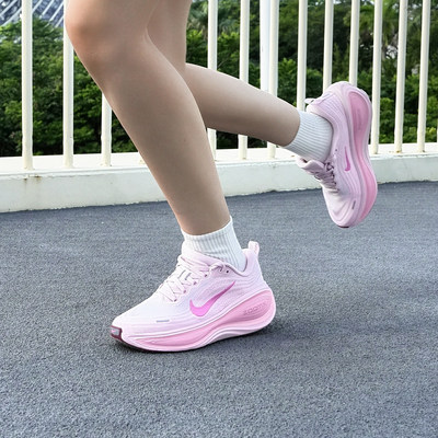 耶运动NIKE耐克女鞋VOMEROPLUS超级迈柔缓震回弹粉色跑步鞋HV8154
