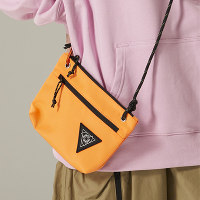 TRIP&CO户外运动防泼水单肩斜跨包百搭多色夜光标旅行包