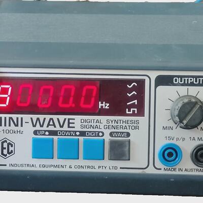 IEC MINIWAVE LB3753101 DIGITAL SYNTHESIS SIGNAL GENERATOR 0.