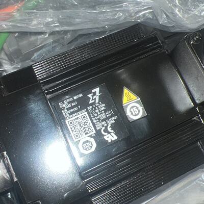 议价安川YASKWA 电机   SGM7A-25A7A61 SGM7A-15A7A6C SGM7A-15AF