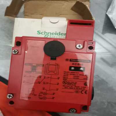 施耐德安全限位开关XCSE7511，XCSZ01一套全新-议价