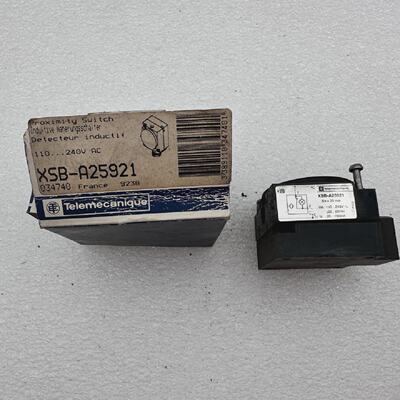 Telemcanique XSBA25921 Dtecteur inductif 110240V AC