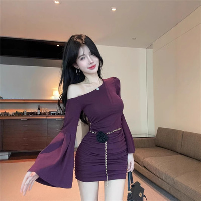 早秋紫色气质喇叭袖褶皱连衣裙女纯欲辣妹斜肩修身收腰包臀短