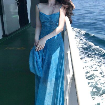 法式蓝色碎花吊带连衣裙子女2026夏季新款绝美度假风收腰显瘦长裙