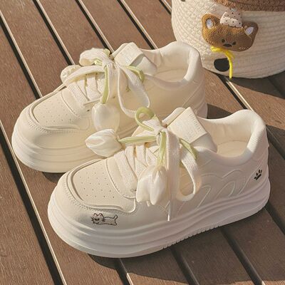 小白鞋女款2026年超火鞋子新款春季爆款百搭卡通板鞋配裙子休闲鞋