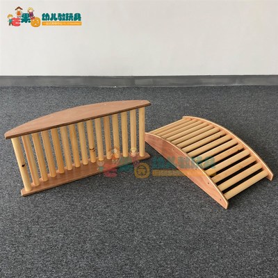 木质平衡桥跷跷板儿童感统体能训练器材半月摇道具幼儿游戏玩具