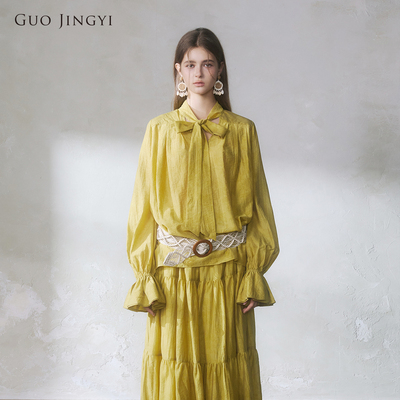【郭宇欣同款】GUO JINGYI2026春夏黄绿色褶裥系带领衬衫上衣女士