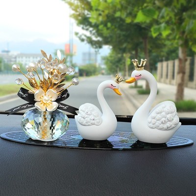 情侣天鹅水晶g车载摆件汽车内中控台上装饰品创意高级感2025新款