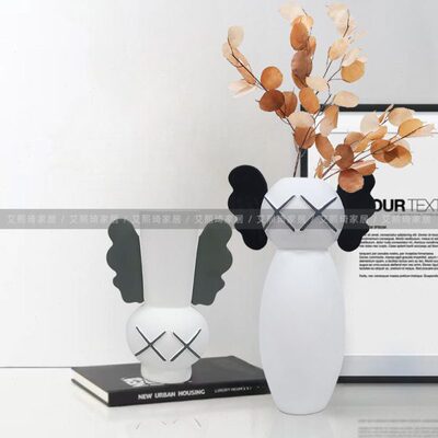 黑白餐桌潮玩花艺花瓶Kaws公仔儿童房现代花器灰轻奢摆件树脂
