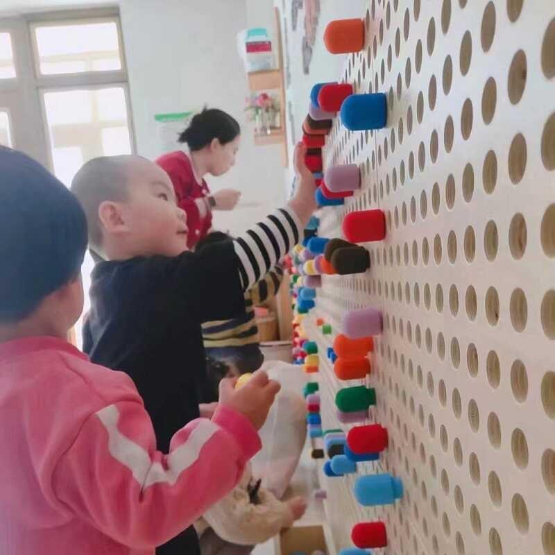 幼儿园拼插积木蘑菇插钉益智走廊墙面玩具插O珠轨道墙壁儿童洞洞