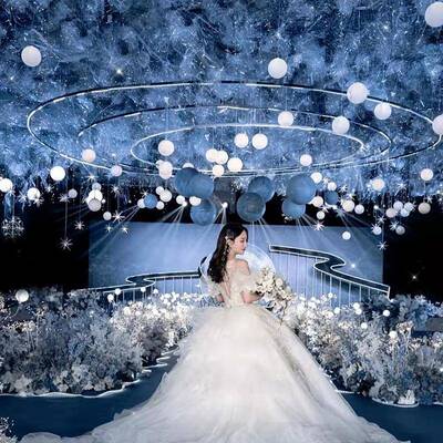 婚吊顶灯奶白球灯串庆龙珠球婚礼堂吊酒KRP店橱窗顶灯串饰布装置