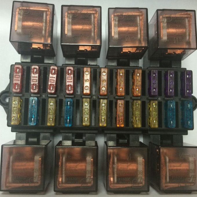 22路汽车保险盒汽车保险盒总成 8路继电器多路保险盒