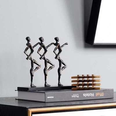 现代简约三人舞蹈摆件客厅电视柜样板间酒店商场陈列装饰品铁艺