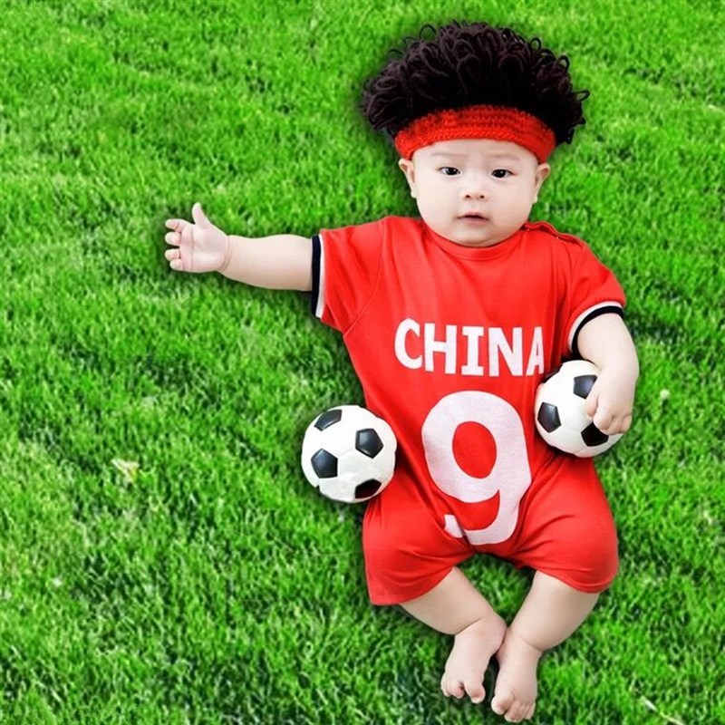 宝宝百天照相服装婴幼小童摄影卷发帽足球运动衣服影楼球道具