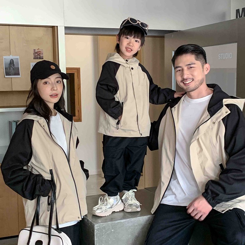 高端亲子装2025新款潮春装一家三四口撞色连帽外套洋气家庭装风衣