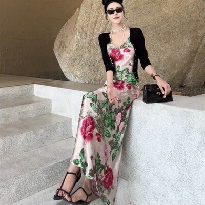 2024年女神范今年流行气质显瘦碎花复古绝美范收腰碎花开叉连衣裙