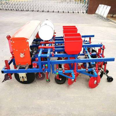 河南种花生的机MVS精种播下1-2粒先铺子膜后播间种免人工苗