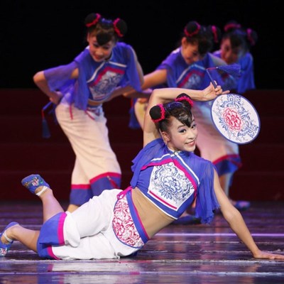 荷花奖小嫚群舞小曼舞蹈演出服儿童民族秧歌表演服古典扇子舞服装