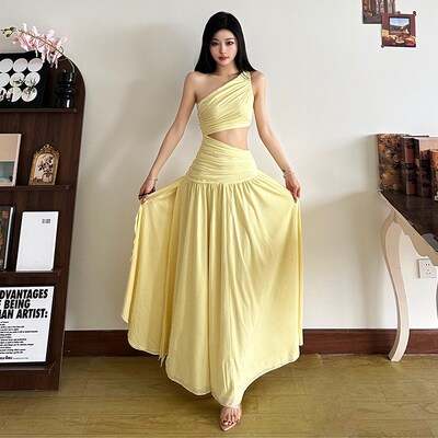 怪诞女孩 盐甜系淡黄氛围感斜肩露腰连衣裙女 高开叉褶皱度假长裙
