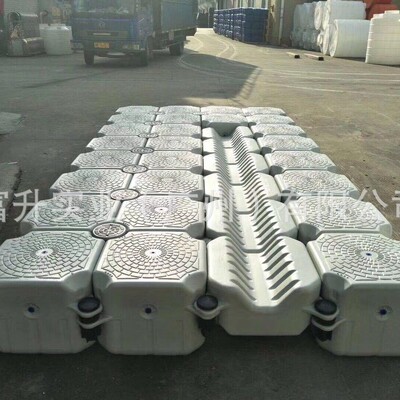 水上摩托艇码头停靠 海上冲浪浮桥 塑料浮筒浮台靠船游艇泊位码头