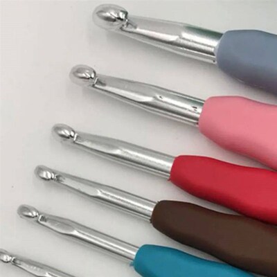 Crochet Hooks Set Yarn Knitting Needles with Case Colorful C