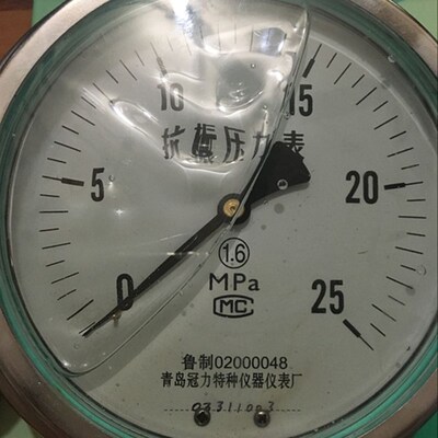 YTN150ZT轴向耐震压力表0.6,1,1.6,2.5MPA青岛冠力特种仪器仪表厂