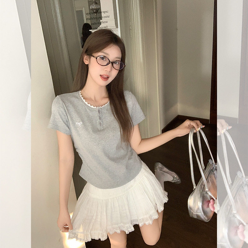 韩系独特时尚正肩短袖T恤女夏季新款蕾丝拼接刺绣蝴蝶结褶皱上衣