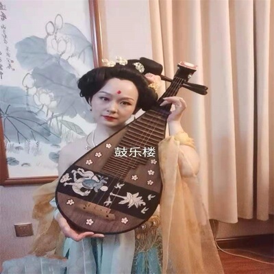 仿唐琵琶摄影楼拍摄弹拨乐器中式家居摆件玄关挂件民乐复古手绘琴
