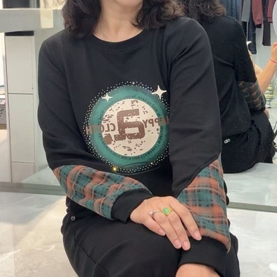 雅姿赏色珊瑚花圆领T恤格子卫衣