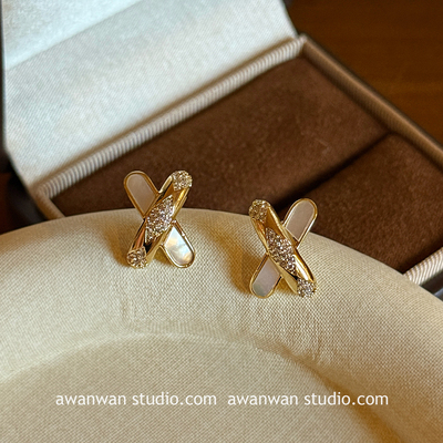 阿婉Wan 通勤基础款~设计感贝母交叉镶钻耳钉简约气质百搭耳钉