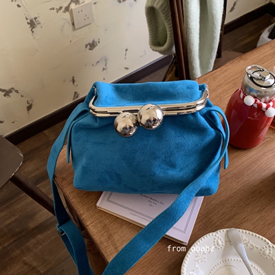 蓝调永存~韩国直湖蓝复古夹子圆球包高级感ins小众单肩斜挎口金包