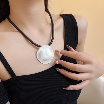 凹凸不平雾面圆形片黑色皮绳项链