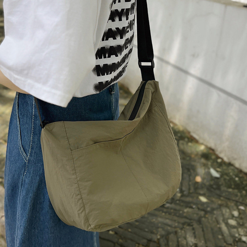 斜挎包女ins简约休闲单肩包尼龙布包男士挎包学生轻便邮差背包女