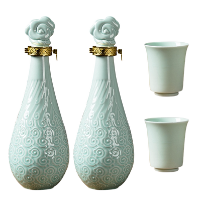 陶瓷空白酒瓶带杯子的坛中国风
