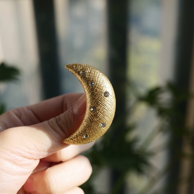 金色月光。高级复古风格月牙肌理感锆石胸针时髦气质优雅个性清冷