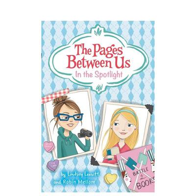 【现货】我们之间的页数：出风头Pages Between Us: In the Spotlight, The英文进口原版儿童图书青少年读物Lindsey Leavitt外文正