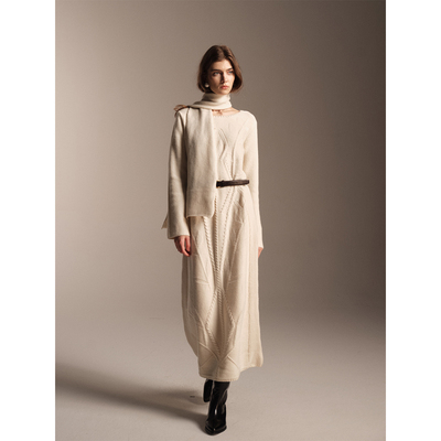 SOFTSELF雾绒诗冬季新款女高级感圆领羊毛绞花长款毛衣