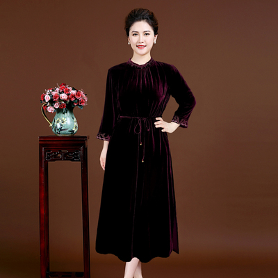 2025秋季新款真丝绒绣花连衣裙