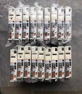 施耐德伺服驱动器 LXM32AU45M2。  共18台。