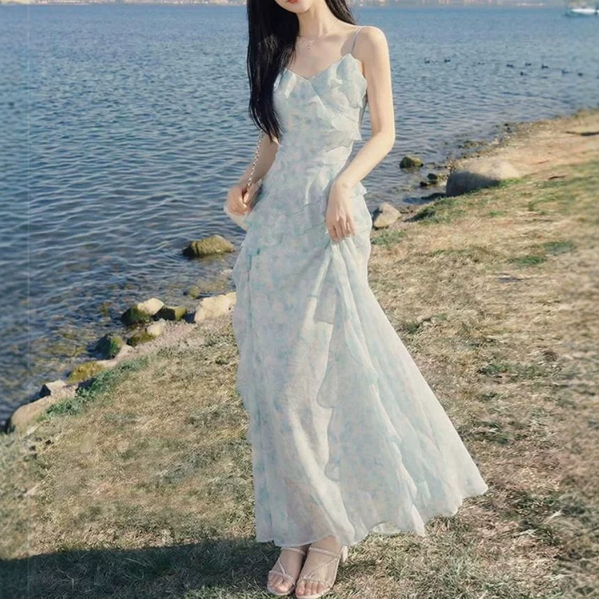 蓝色碎花吊带连衣裙女2026新款夏季高级感气质收腰长裙子