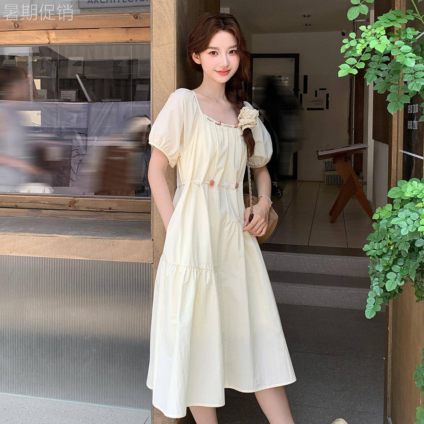 米黄色方领洋装女夏季2025年新款宽松显瘦高级感收腰减龄长裙子