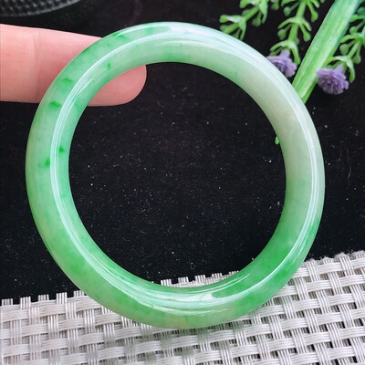 实拍A货翡翠52.5/9.2/8.9精美冰润辣阳绿圆条手镯玉手镯平安镯