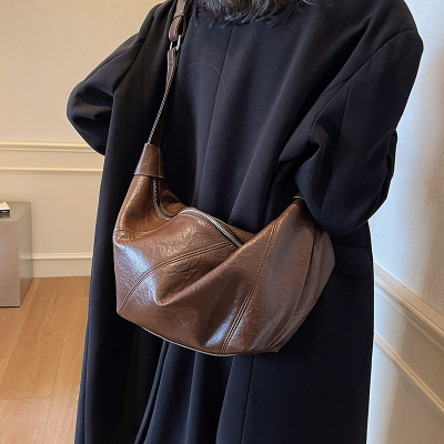 时尚洋气潮流单肩腋下通勤饺子包