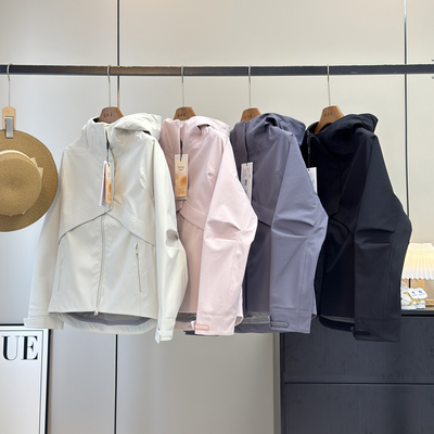 渠道牛货！迪系风~户外山系防风防小雨连帽登山服外套软壳冲锋衣