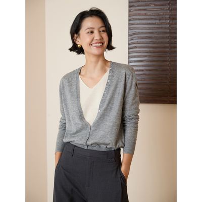 芝美日禾 叠穿成趣 羊毛V领吊带背心假两件纯色长袖针织衫女秋