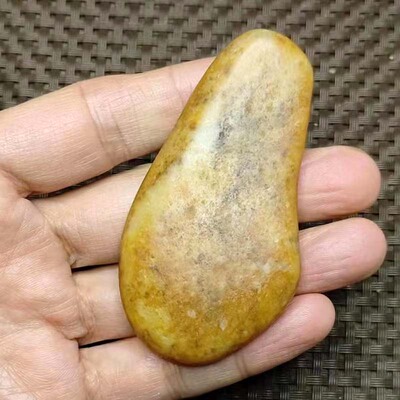 新疆和田玉籽料原石真皮独籽无修沁皮黄皮暖白肉小手把件00595