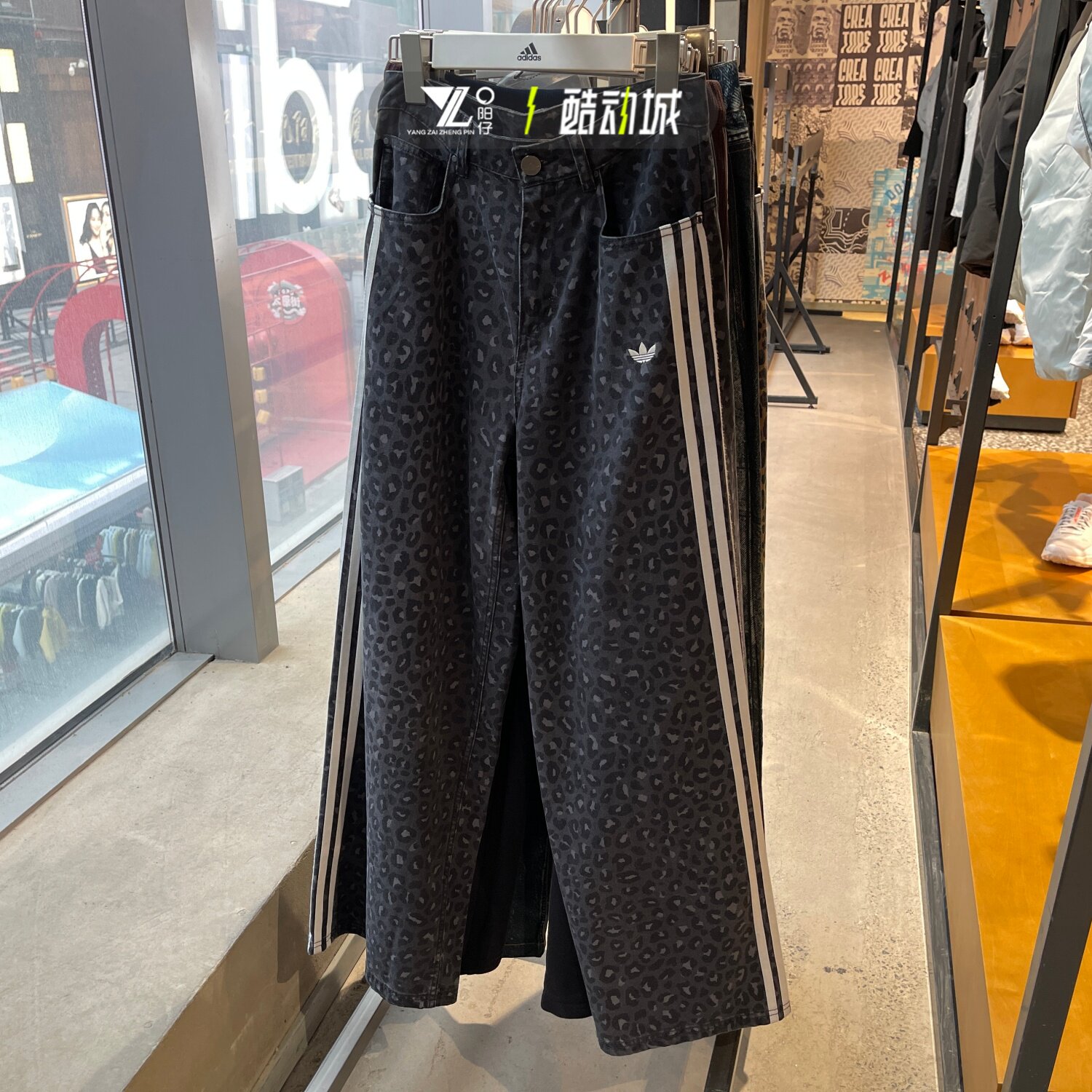 adidas三叶草复古豹纹三条纹logo女子休闲直筒牛仔风长裤KA2679